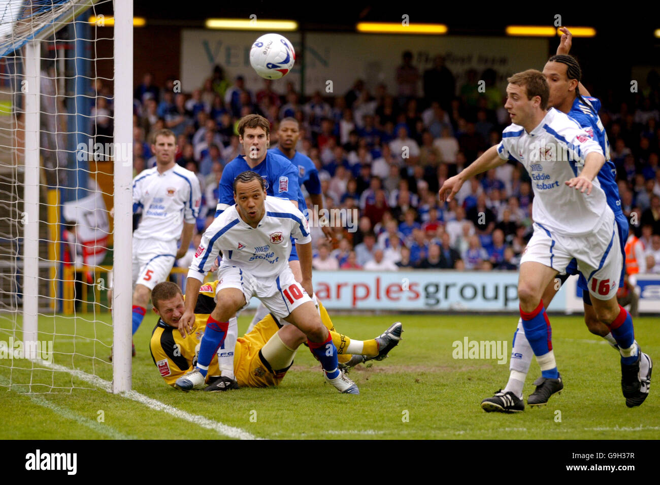 Carlisle United's Karl Hawley and Glenn Murray go close Stock Photo - Alamy