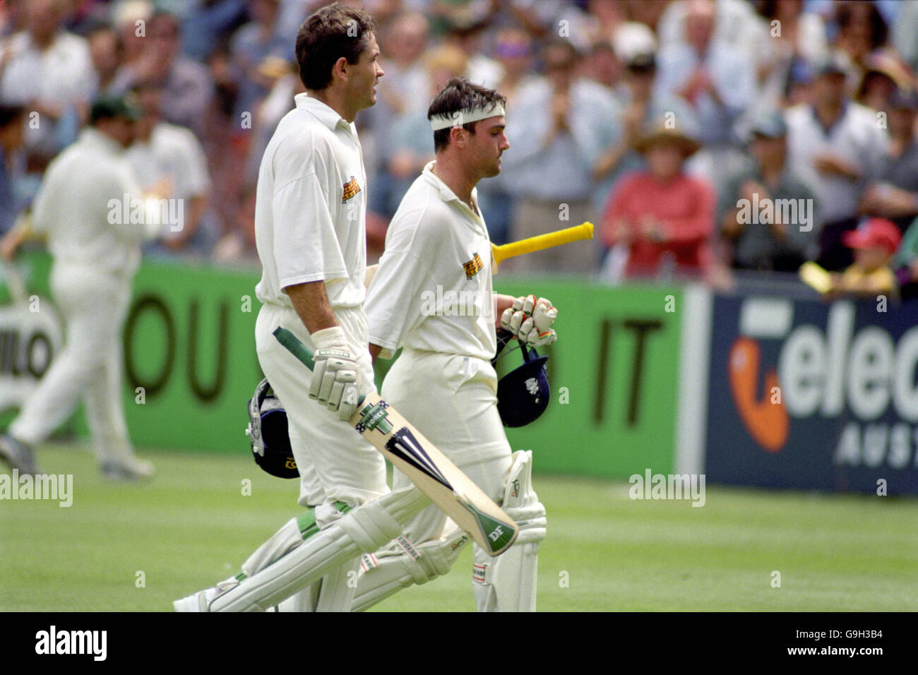 (L-R) England's Graeme Hick and Graham Thorpe trudge back to the ...