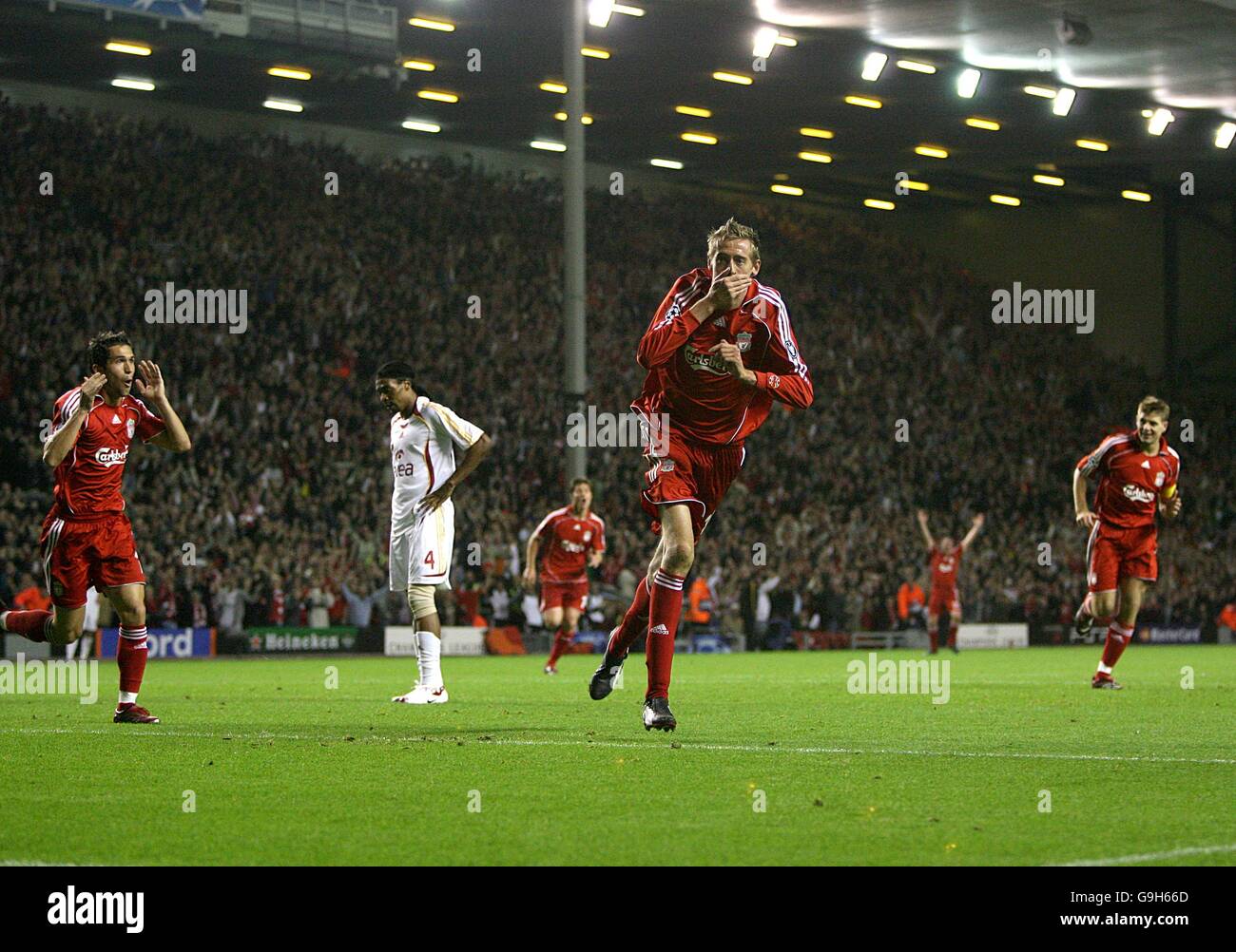 Liverpool's Peter Crouch celebrates his acrobatic second goal Stock ...