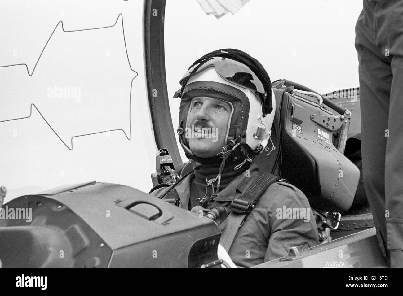 Raf cockpit 1980s hi-res stock photography and images - Alamy
