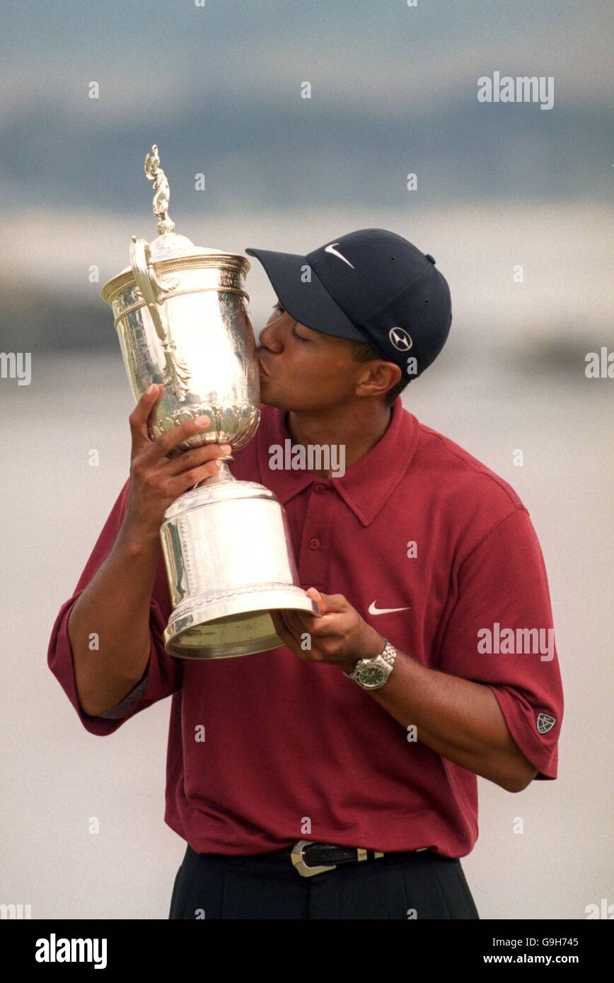 Tiger woods kisses his us upen trophy hi-res stock photography and ...