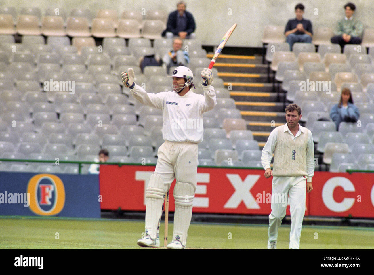(L-R) New Zealand's Martin Crowe celebrates his century as England's ...