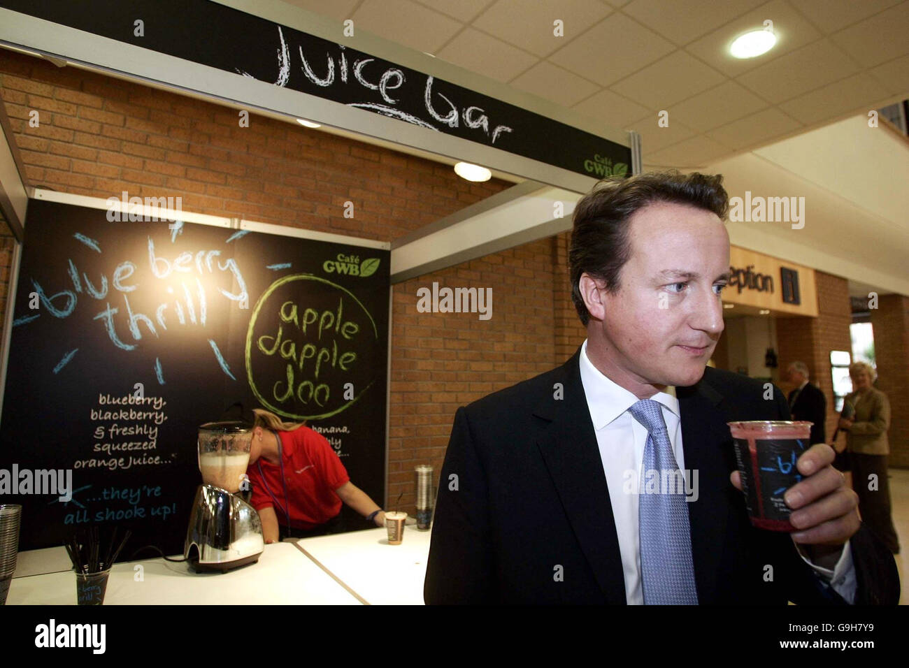 Party leader david cameron drinks hi-res stock photography and images ...