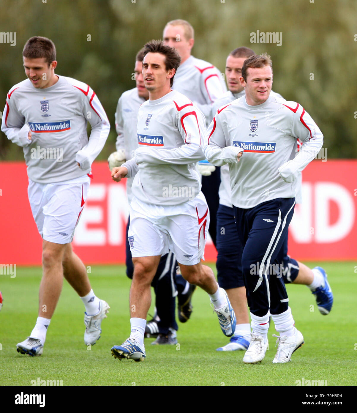 Gary neville wayne rooney training hi-res stock photography and images ...