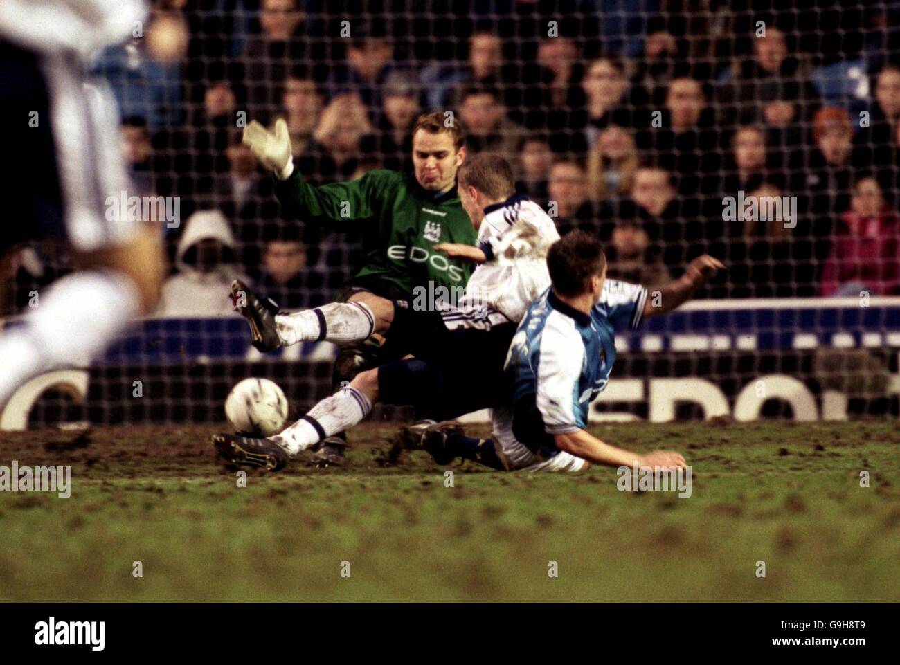 Tottenham Hotspur's Sergei Rebrov gets between Manchester City's Danny ...