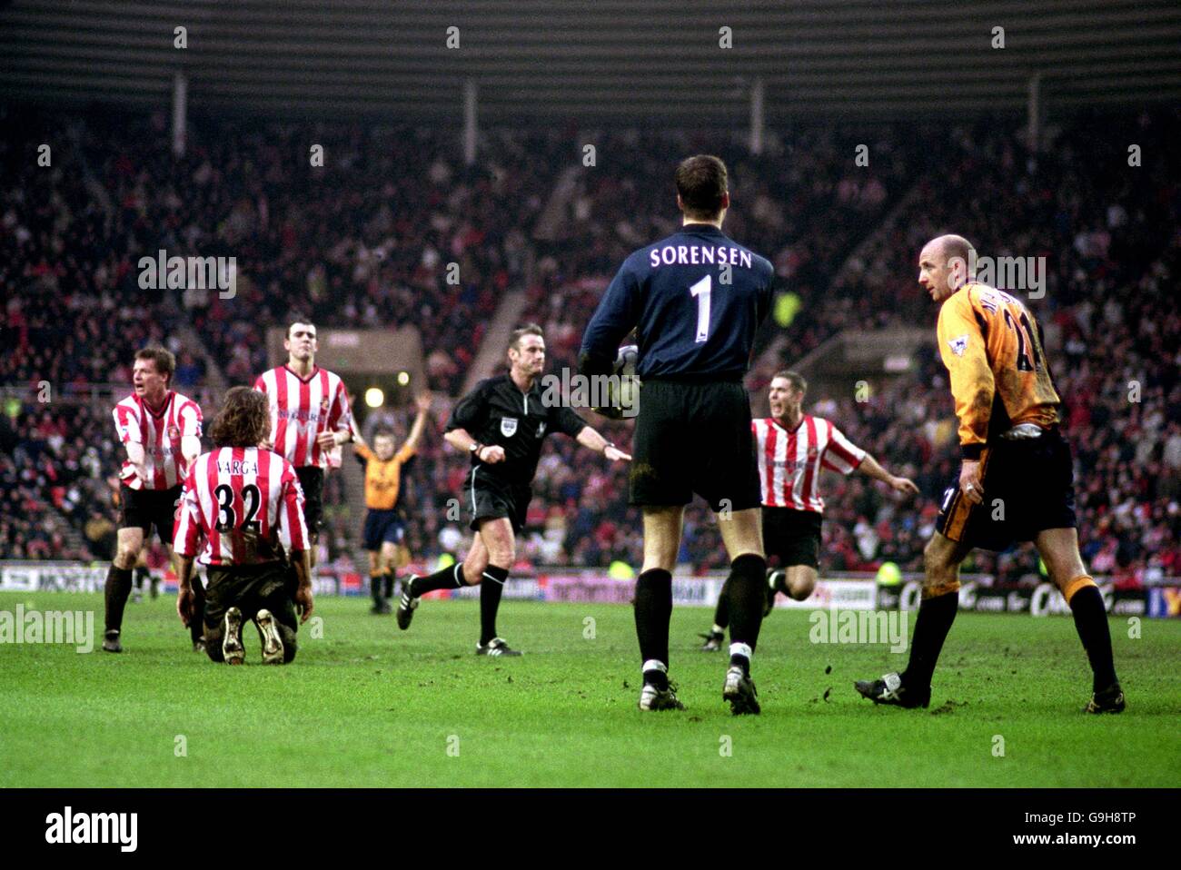 Graham barber premier league referee hi-res stock photography and ...