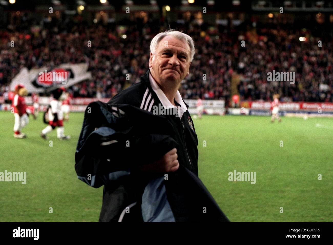 Newcastle United manager Bobby Robson smiles at the fans Stock Photo ...
