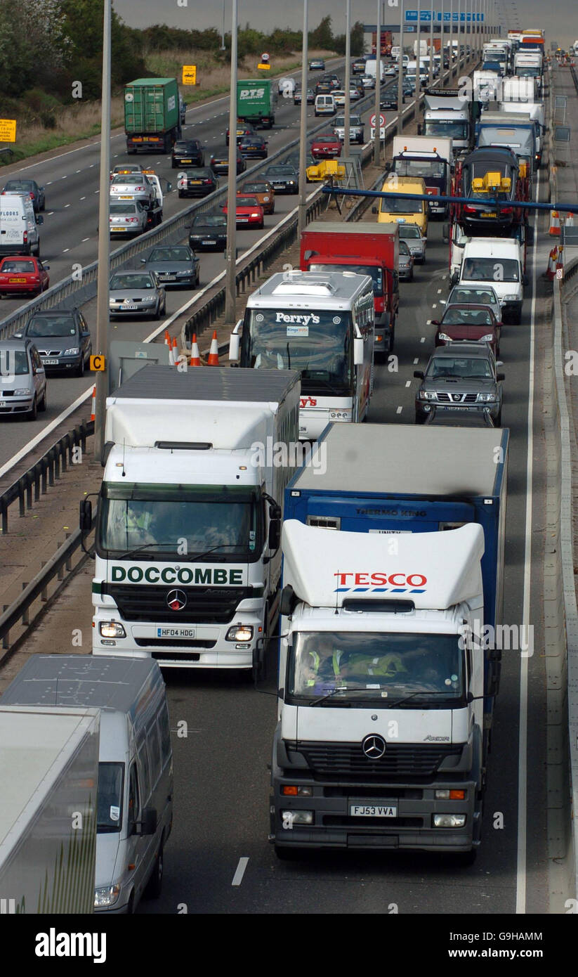 M25 road widening hi-res stock photography and images - Alamy