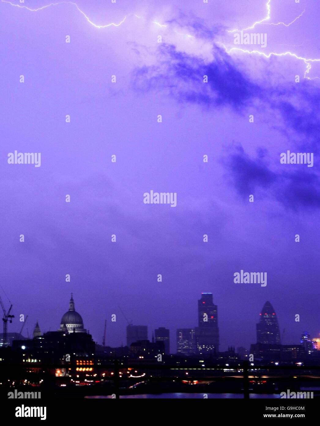 Lightning over london hi-res stock photography and images - Alamy