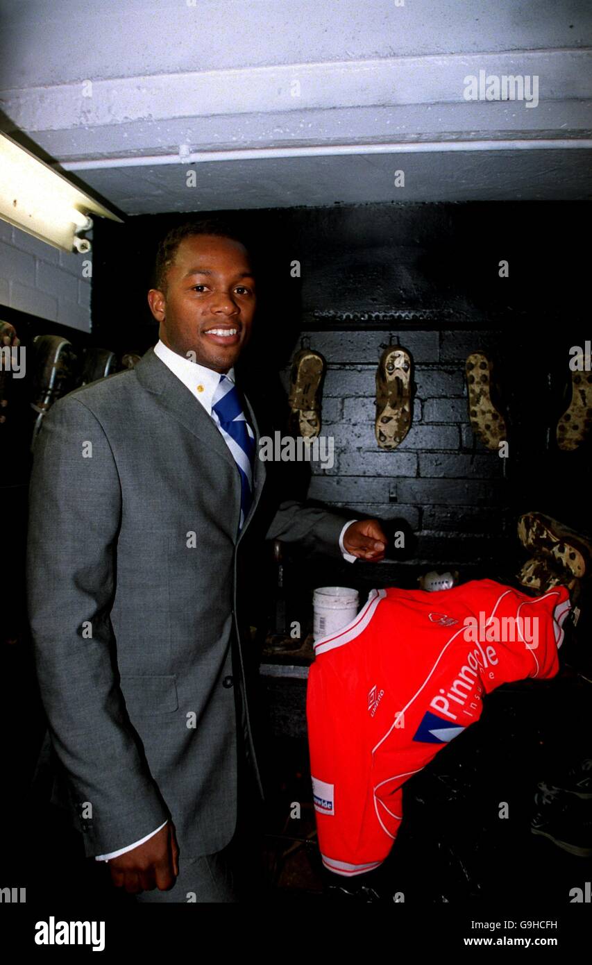 David johnson signs nottingham forest hi-res stock photography and ...