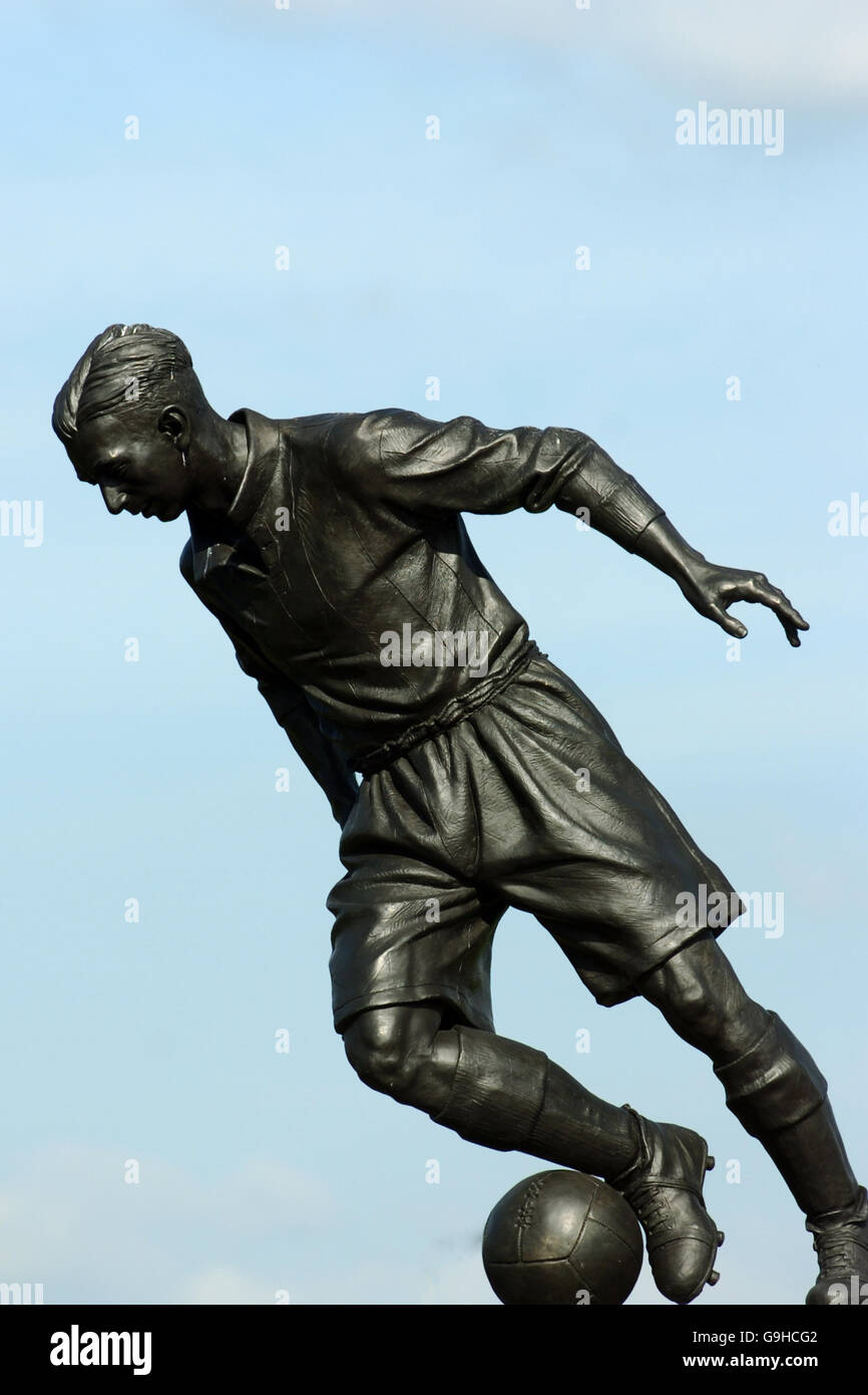 Statue of Sir Stanley Matthews outside the Britannia Stadium Stock ...