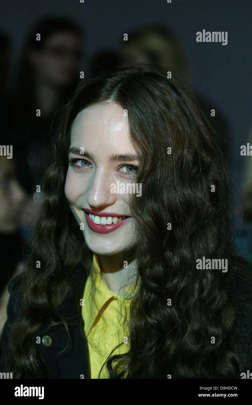 Elizabeth Jagger attends the show by Richard Nicoll during the London ...