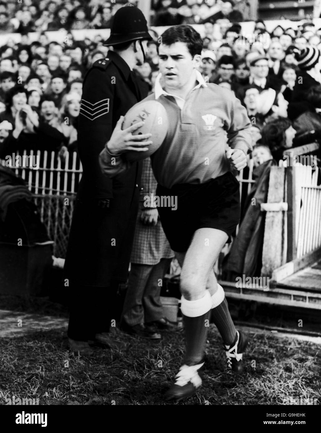 Full length stock 6nations general view gv action ball running hi-res ...