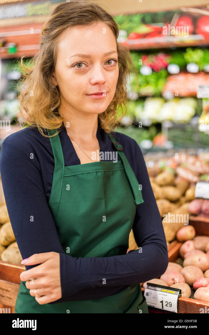Grocery store clerk scanning hi-res stock photography and images - Alamy