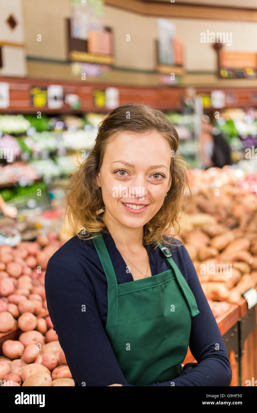 Grocery store clerk scanning hi-res stock photography and images - Alamy