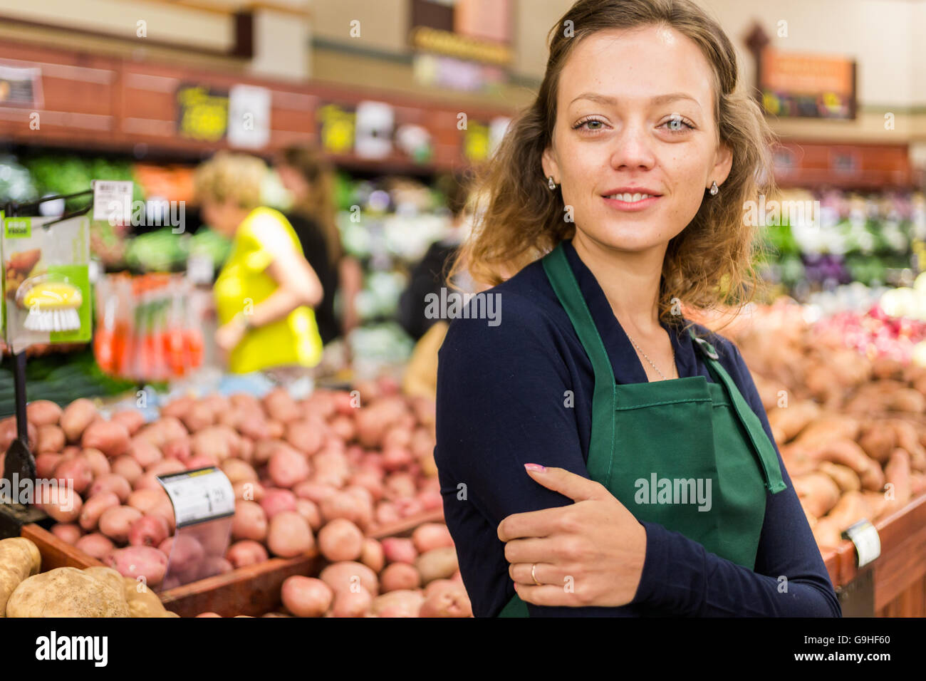 Grocery store clerk scanning hi-res stock photography and images - Alamy