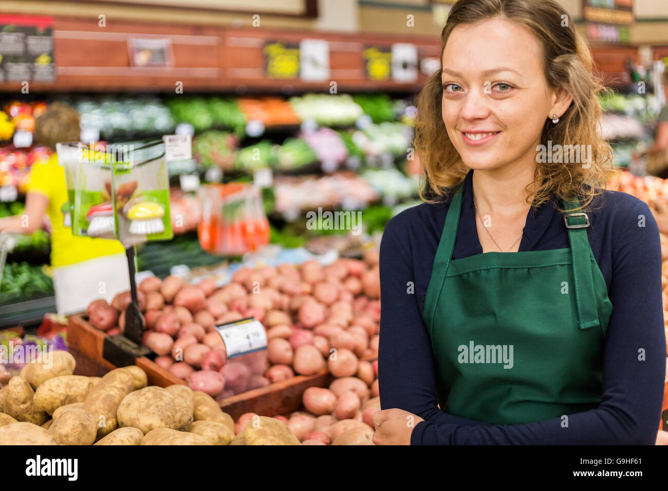 Grocery store clerk scanning hi-res stock photography and images - Alamy
