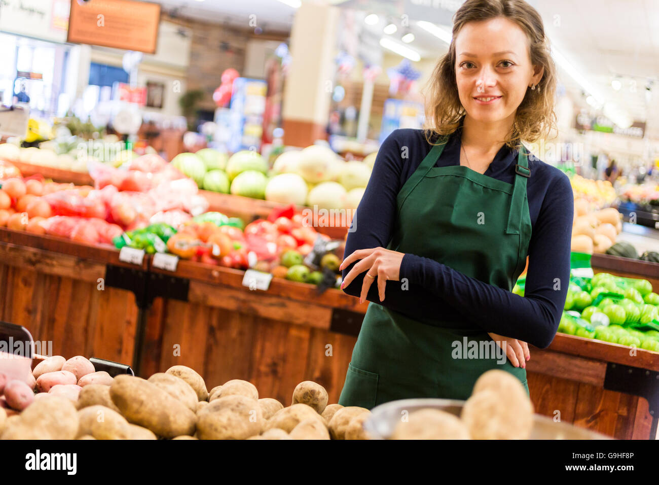 Grocery store clerk scanning hi-res stock photography and images - Alamy