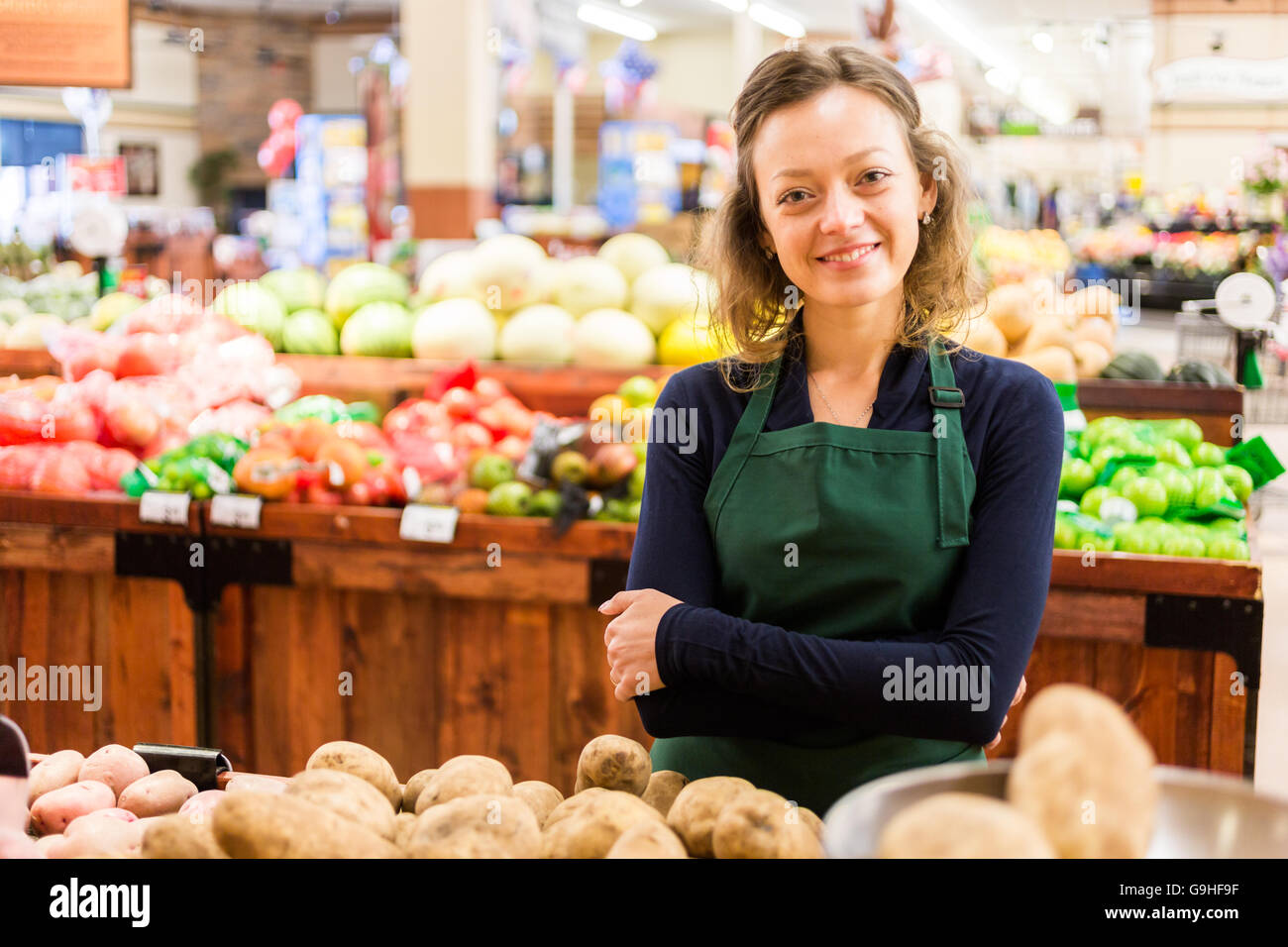 Grocery store clerk scanning hi-res stock photography and images - Alamy