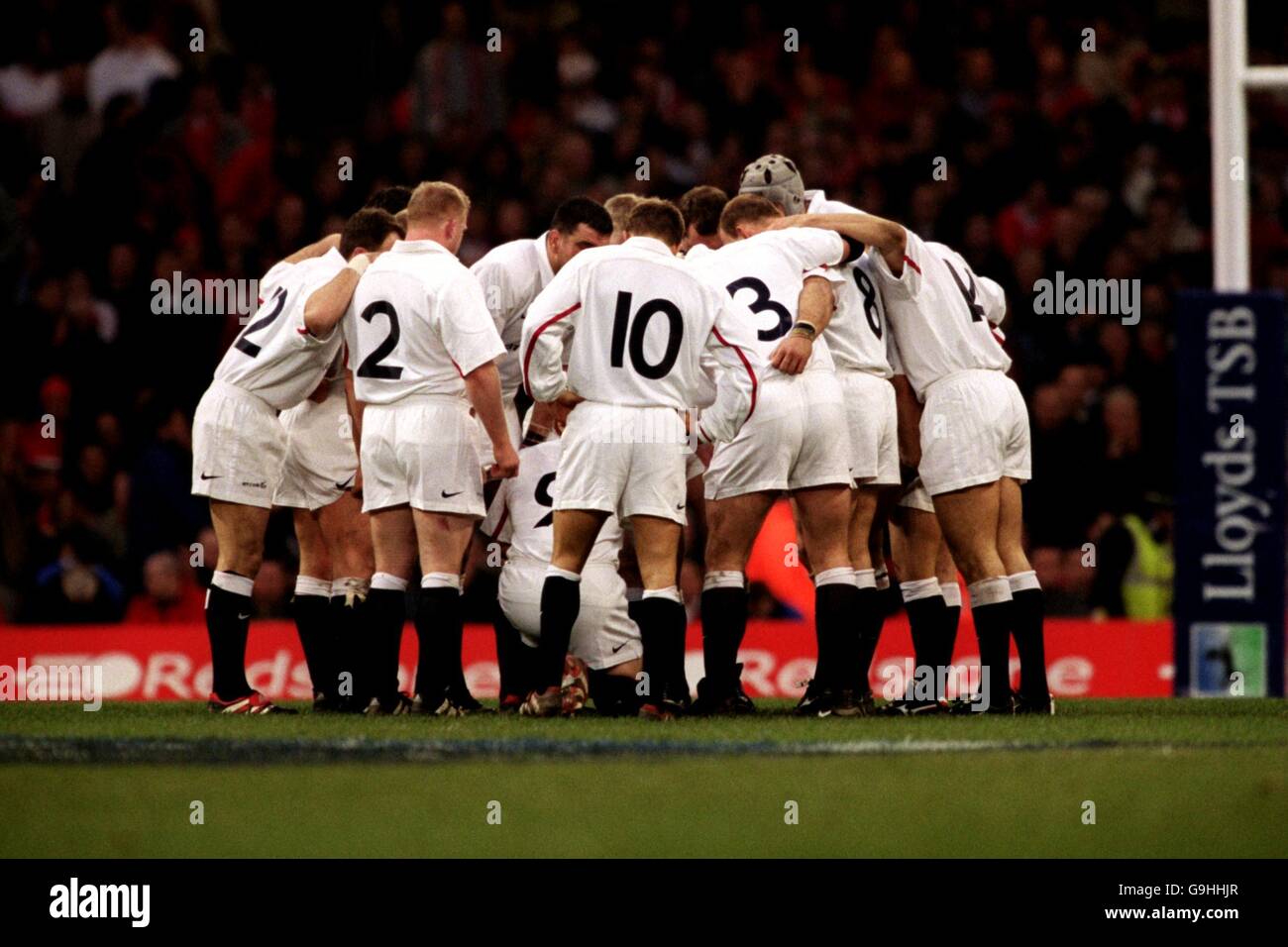 The england team form huddle hi-res stock photography and images - Alamy