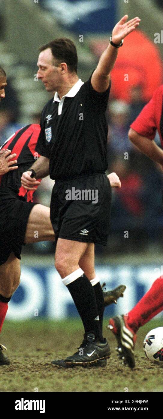 Referee d pugh hi-res stock photography and images - Alamy