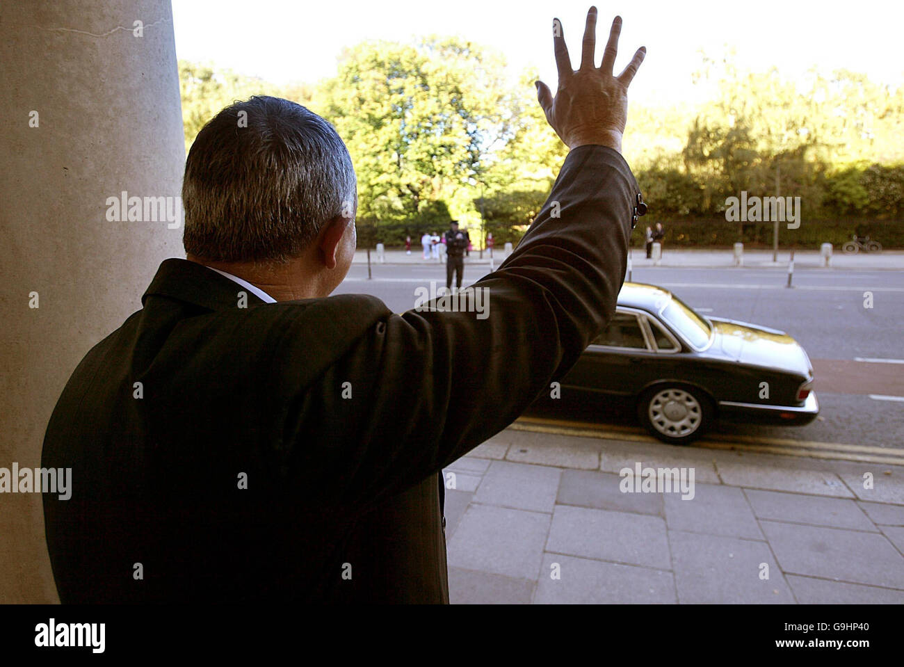 Dermot ahern meeting iveagh house hi-res stock photography and images ...