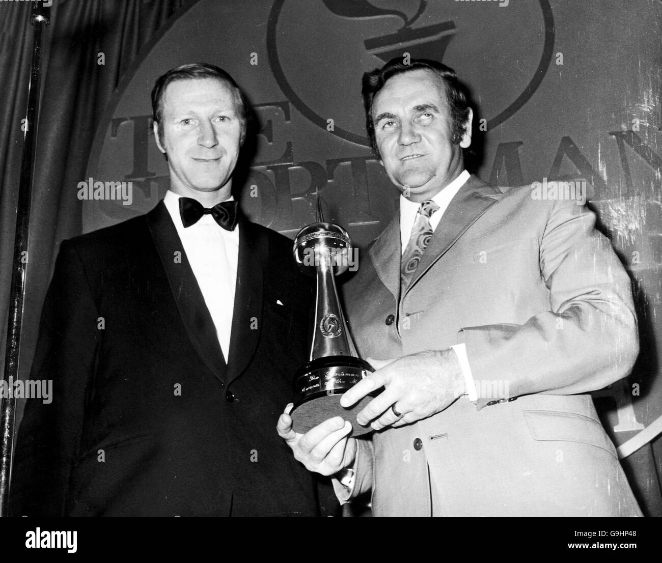 Don Revie (r) presents Jack Charlton (l) with a sportsmanship award ...