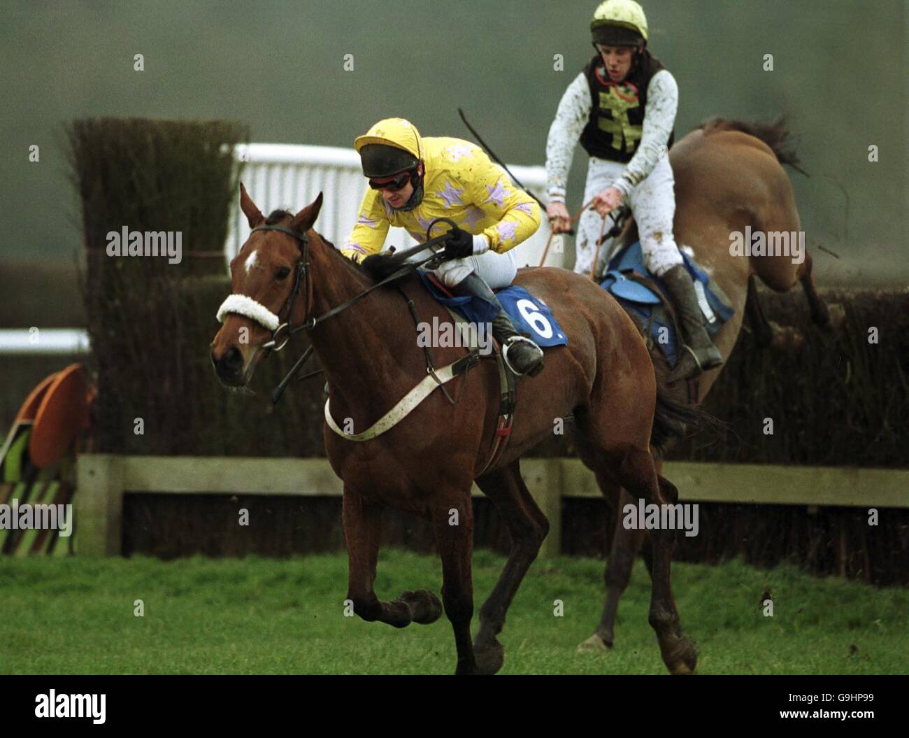 Horse racing lingfield races hi-res stock photography and images - Alamy
