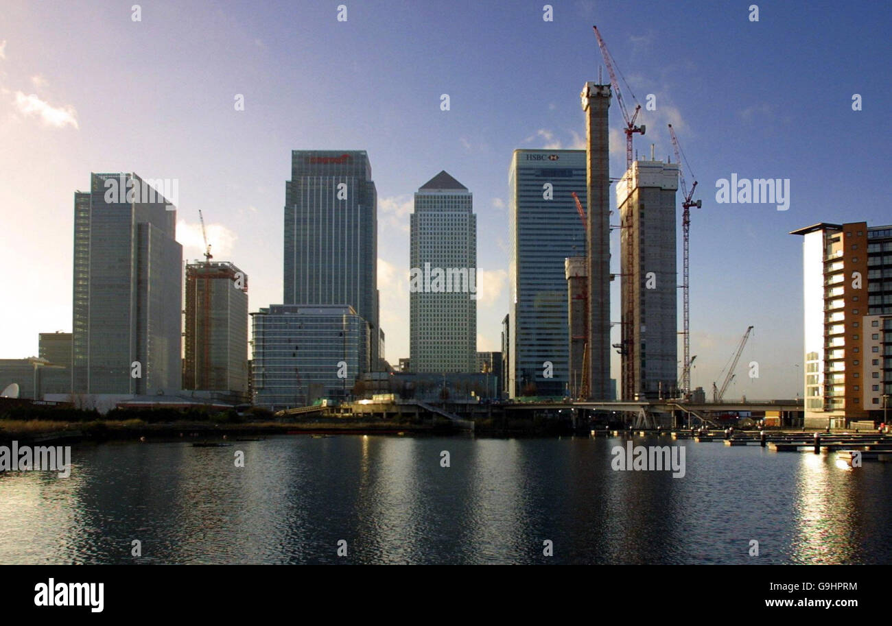 Library file, dated 01-12-2002. A view of the Canary Wharf development ...