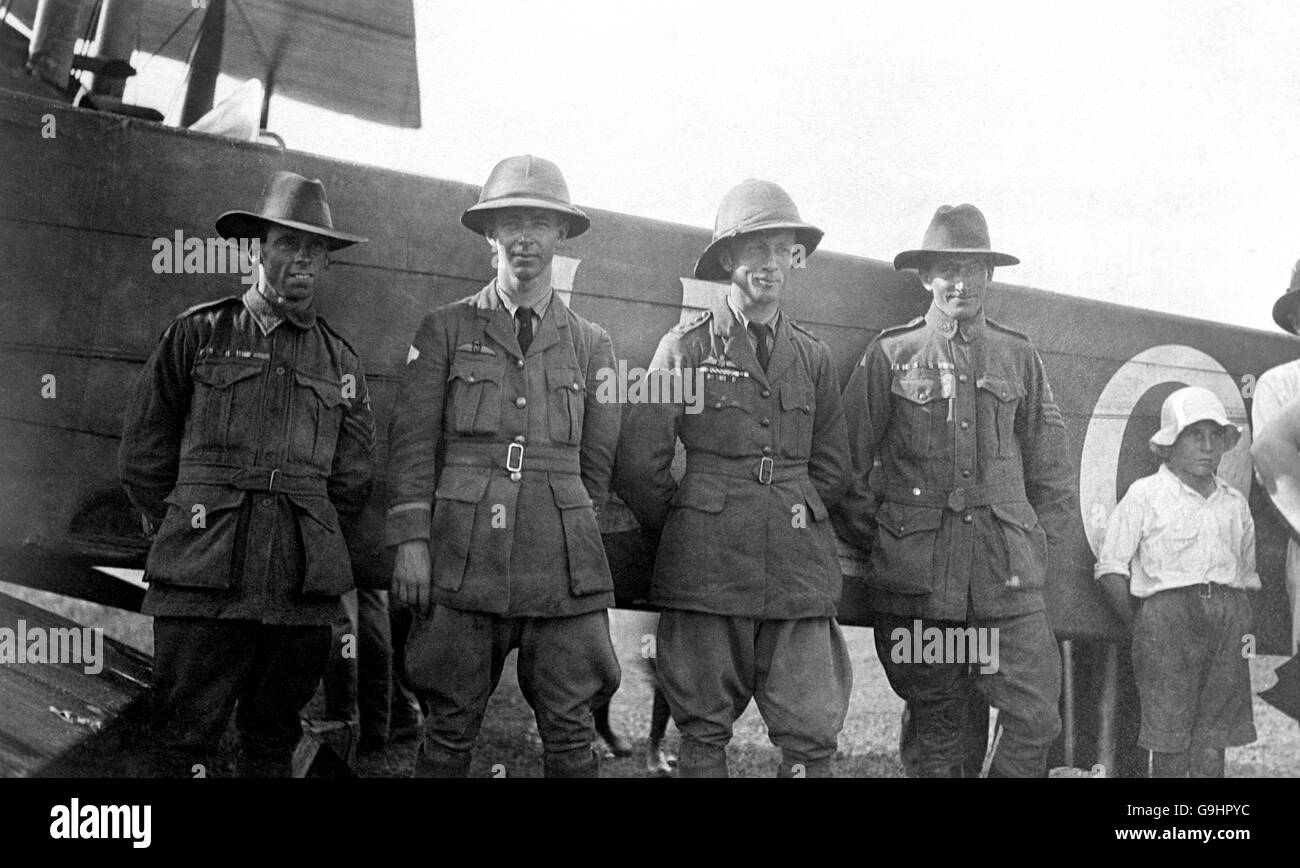 Arrival of Captain Sir Ross Smith at Port Darwin after the first UK to ...