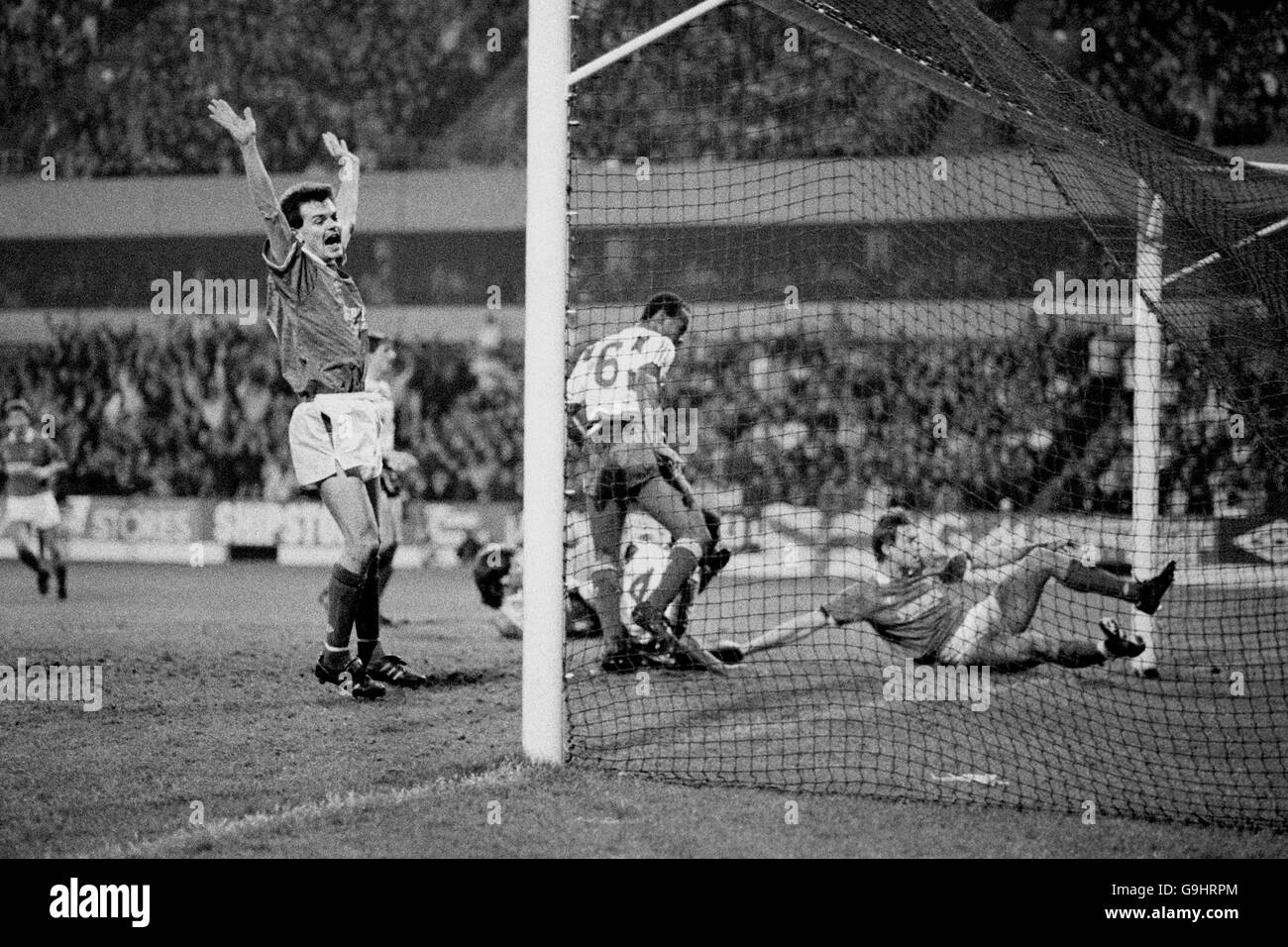 Nottingham Forest's Steve Hodge (l) celebrates as teammate Lee Chapman ...