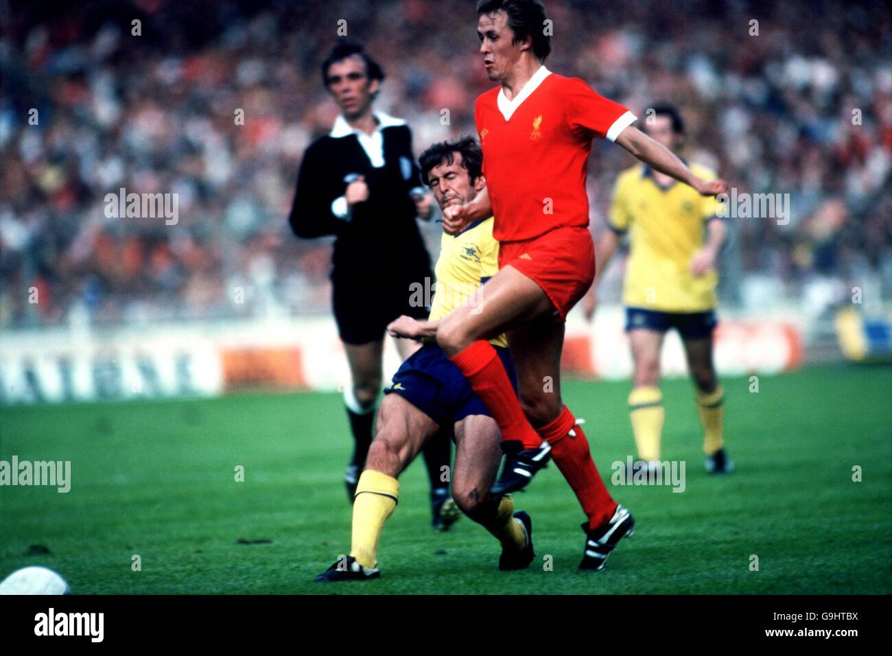 Arsenal's John Hollins (l) beats Liverpool's Phil Neal (r) to the ball ...
