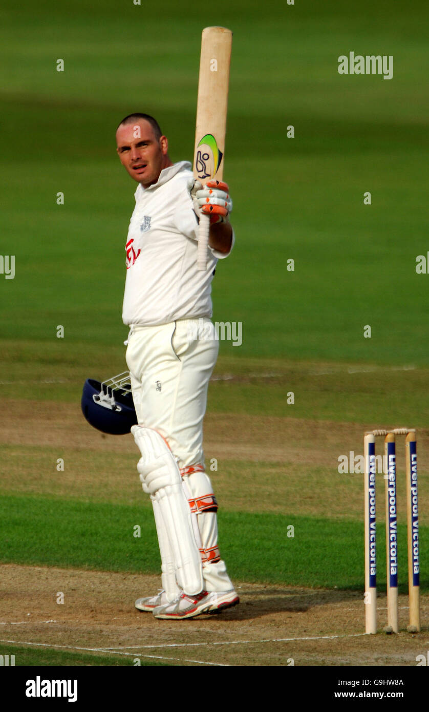 Sussexs michael yardy celebrates his century hi-res stock photography ...