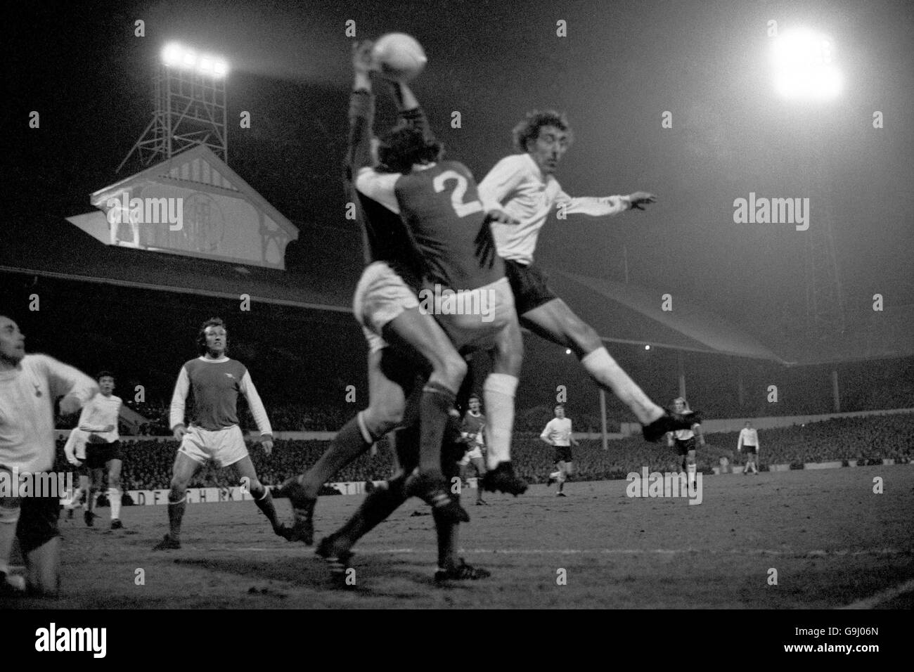 Arsenal goalkeeper bob wilson second r hi-res stock photography and ...