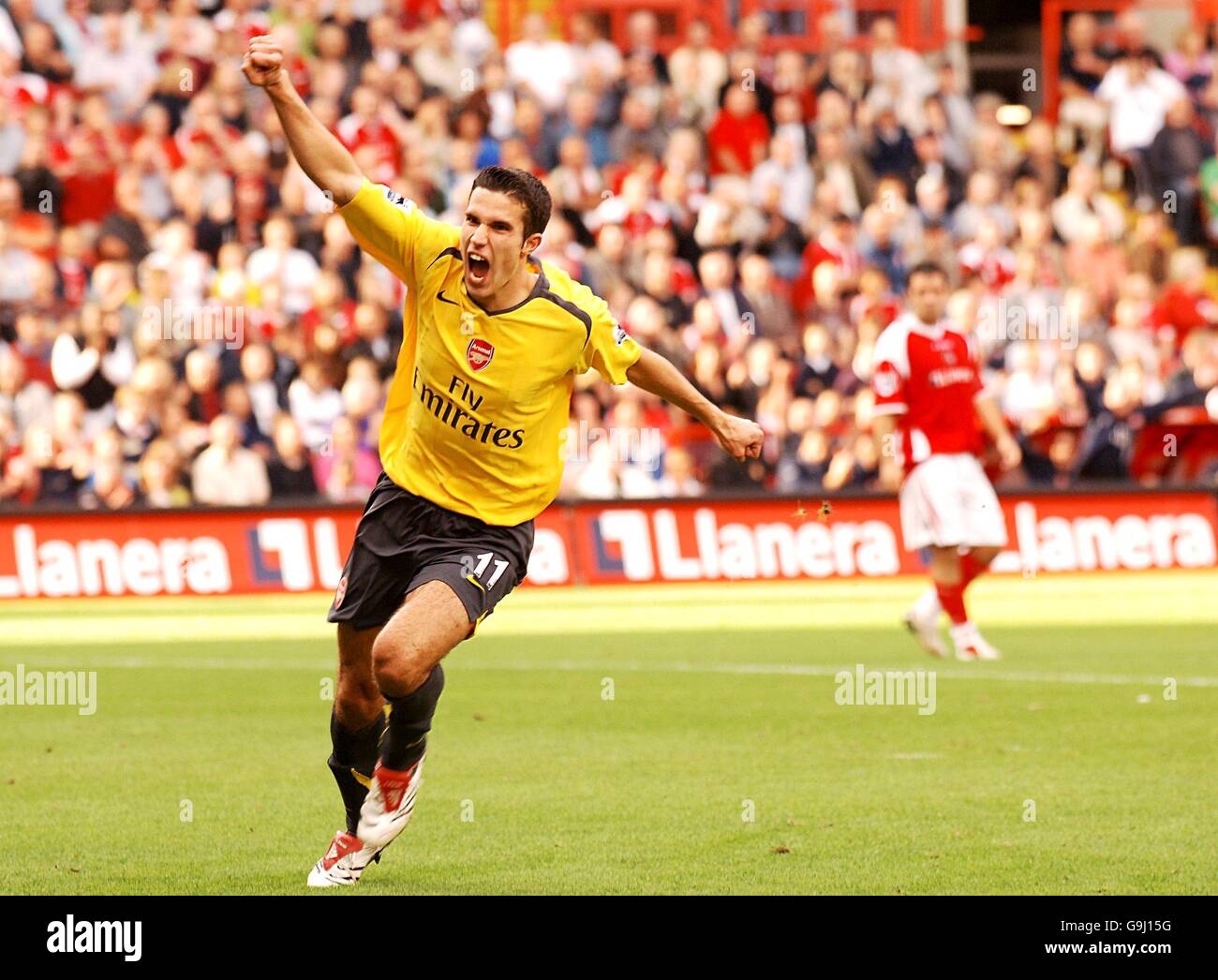 Arsenals robin van persie l celebrates goal hi-res stock photography ...