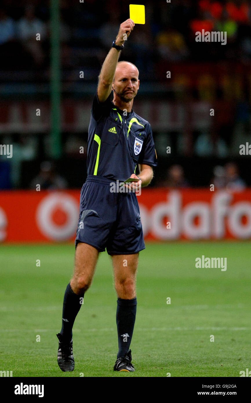 Mike riley referee hi-res stock photography and images - Alamy