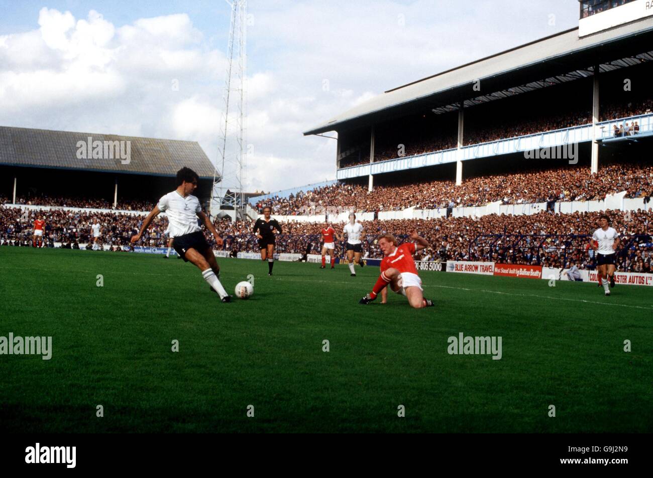 Gary Stevens of Tottenham Hotspur (l) controls the ball as Nottingham ...