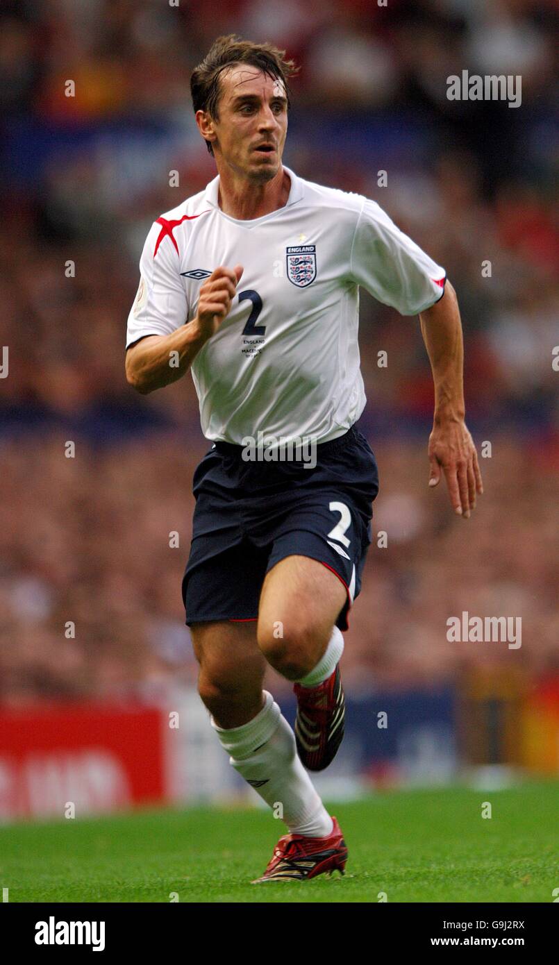Gary neville england international hi-res stock photography and images ...