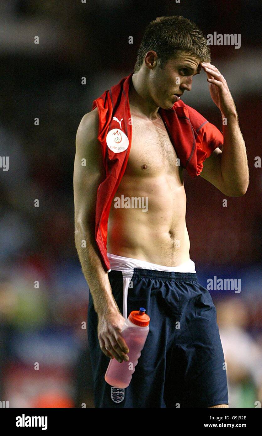 Michael carrick england dejected hi-res stock photography and images ...