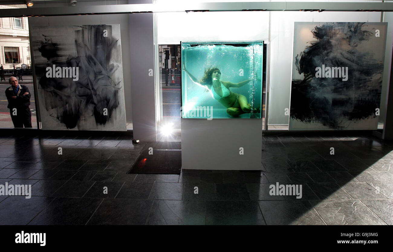 Artist Anna Vickers goes underwater Stock Photo - Alamy