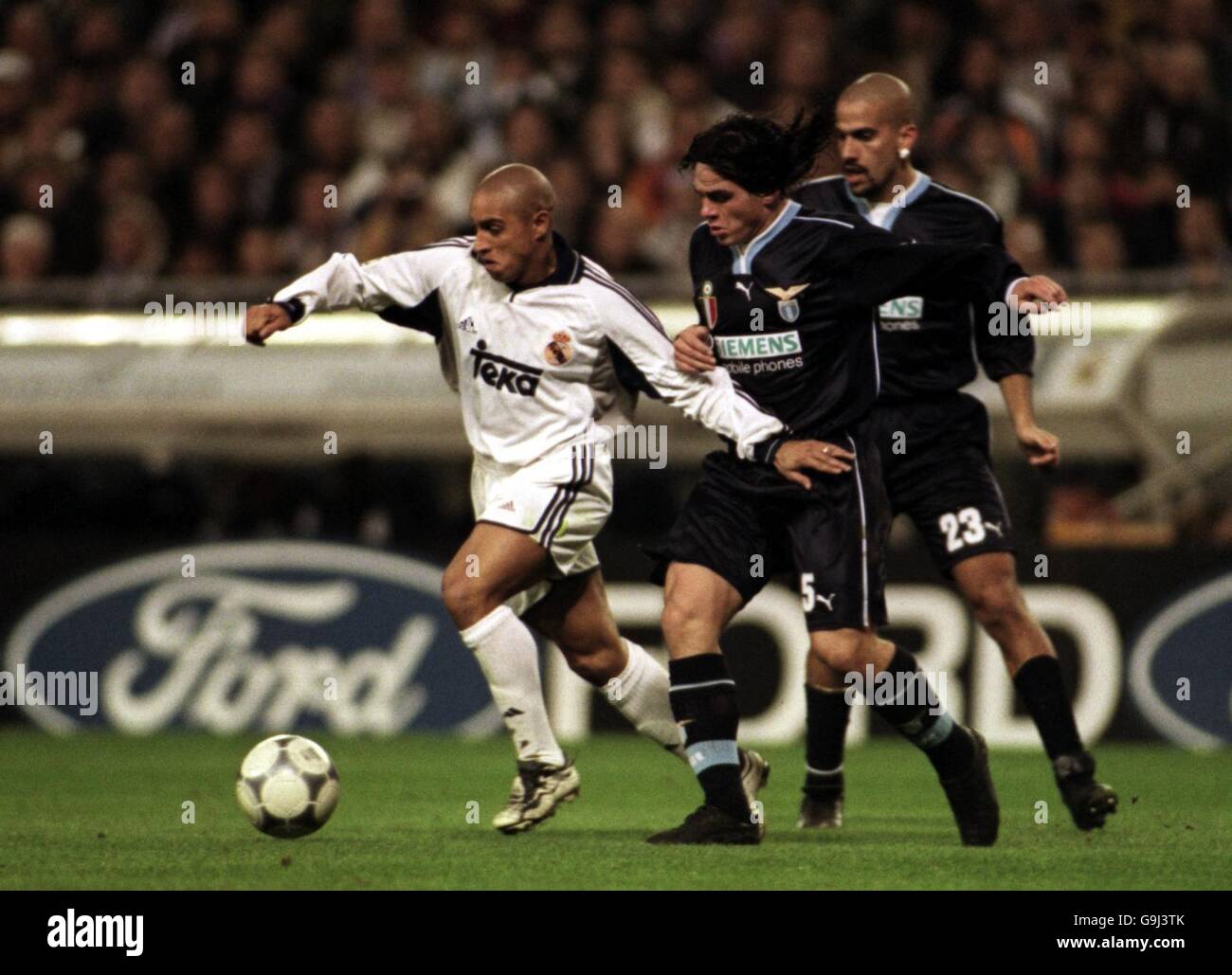Real Madrid's Roberto Carlos battles with SS Lazio's Lucas Castroman ...