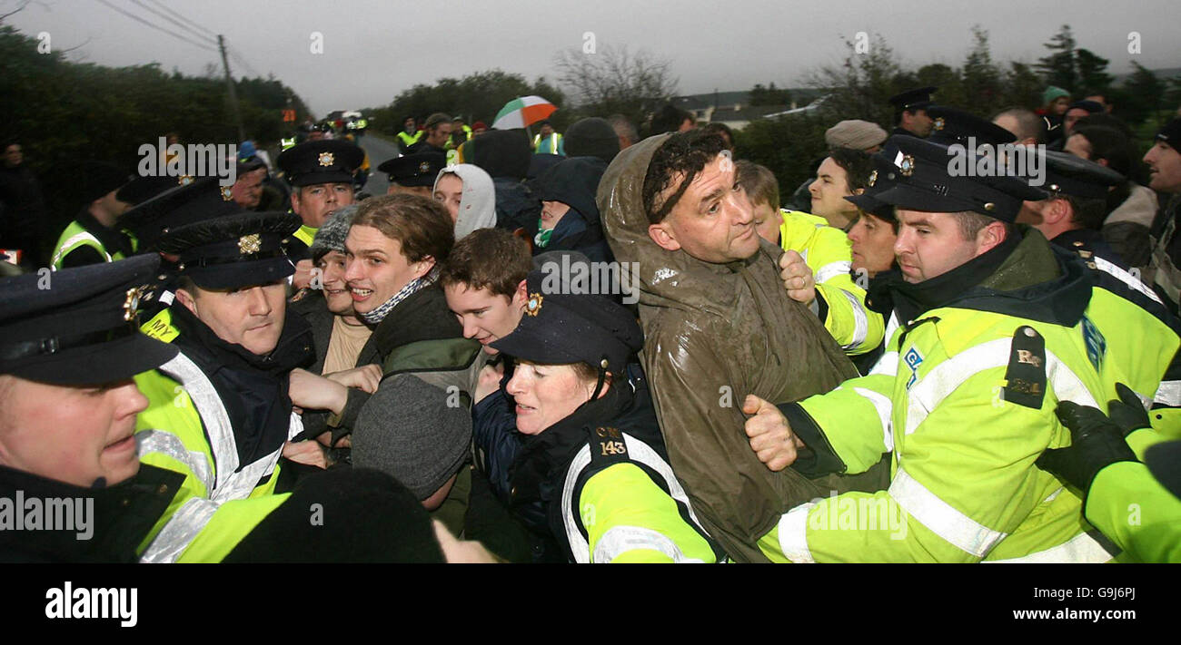 Protest outside Shell terminal. Gardai keep protestors away from the ...