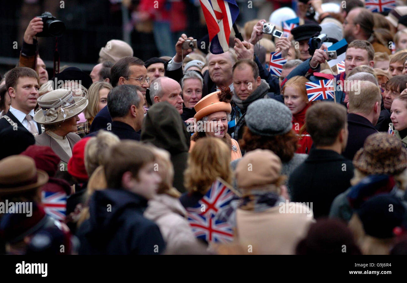Queen Elizabeth II walks through a crowd of well-wishers in the Town ...