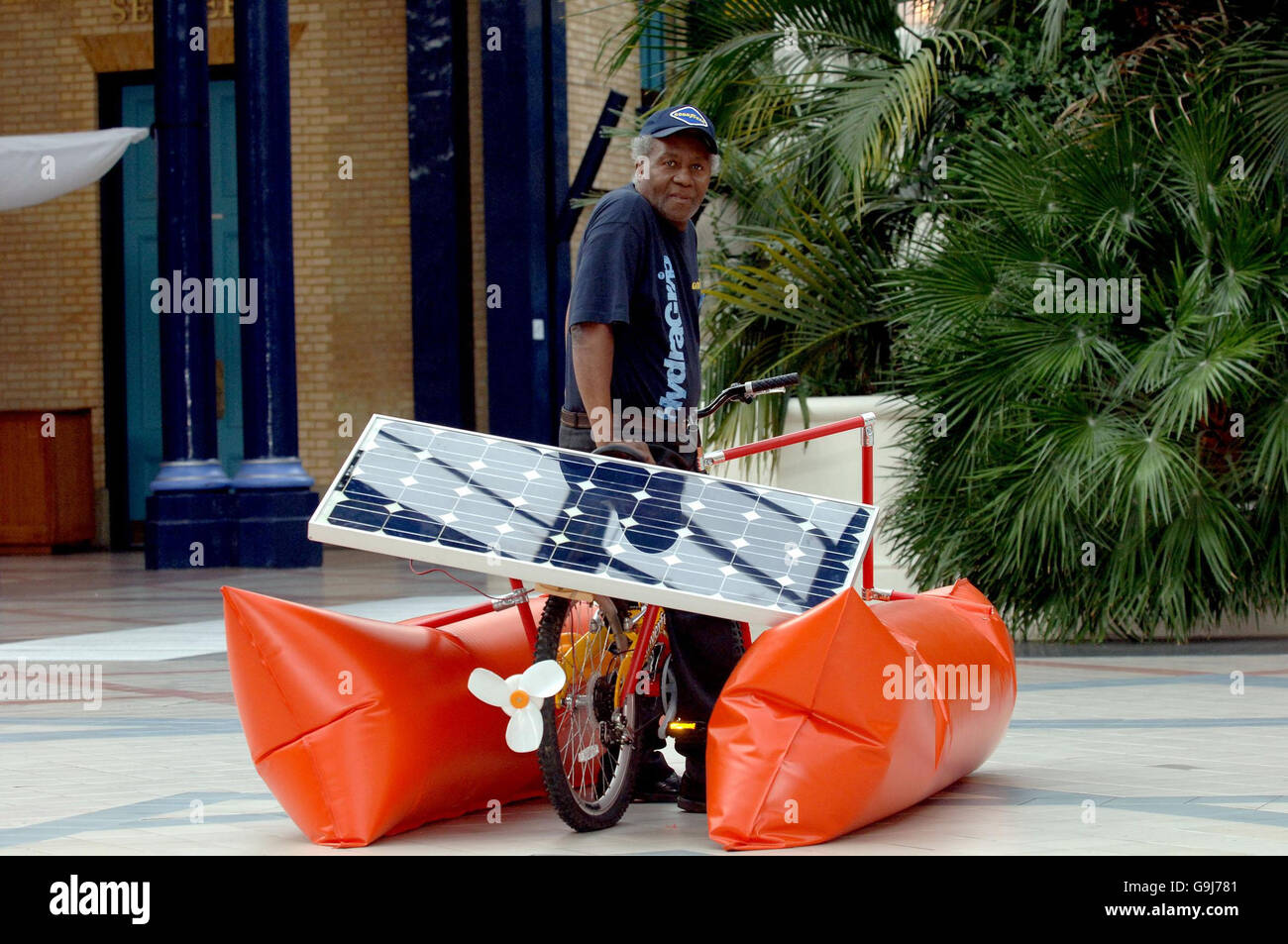 British inventor melvin wright from chigwell hi-res stock photography ...