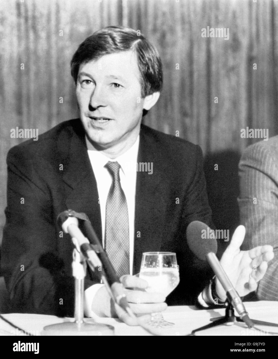 15 november 2002 Black and White Stock Photos & Images - Alamy