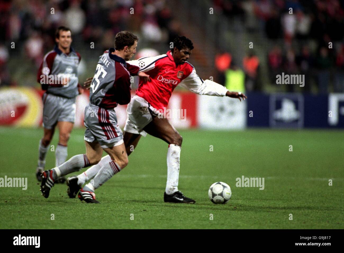 Bayern Munich's Thomas Linke (l) tussles for possession with Arsenal's ...