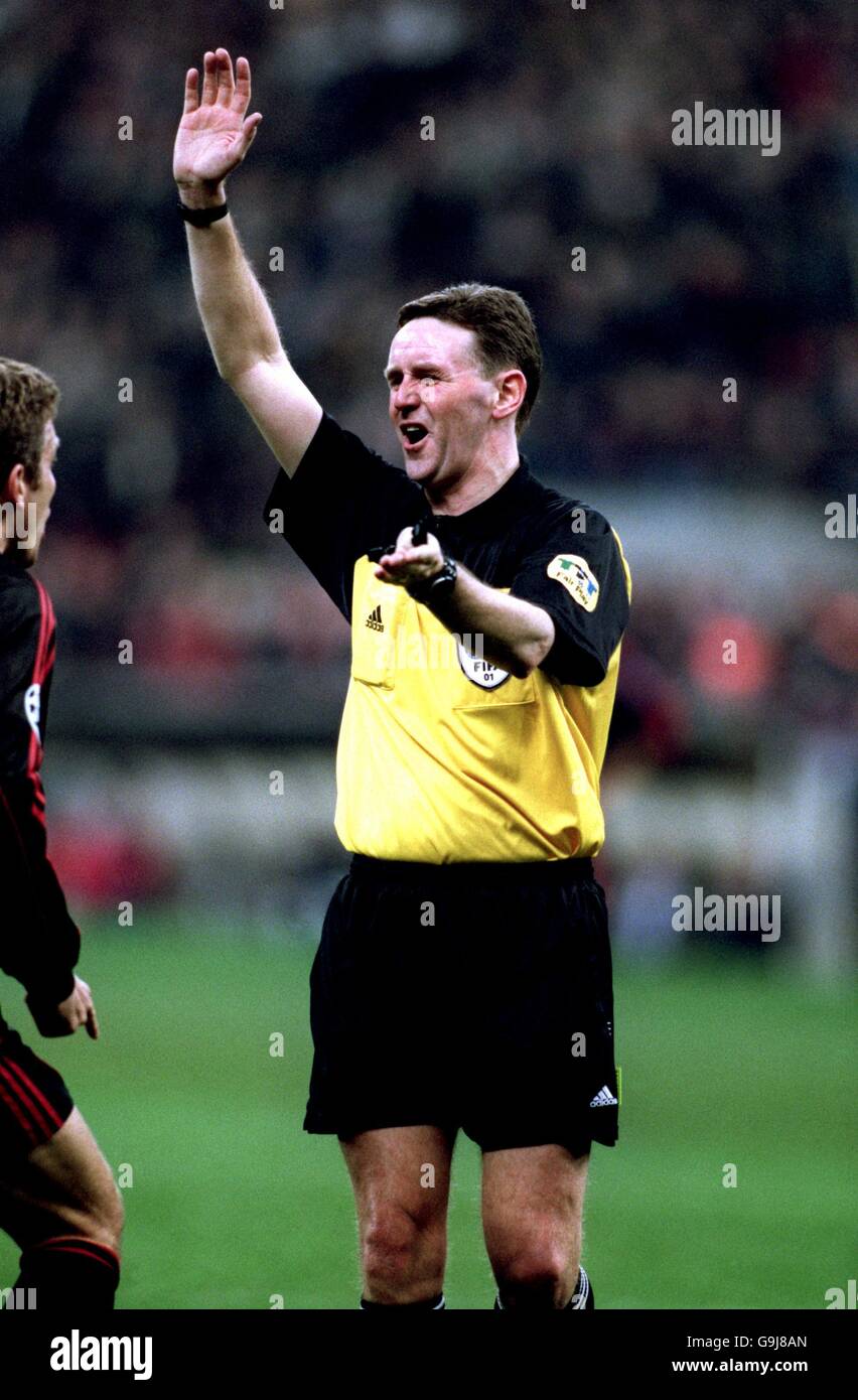 Referee hugh dallas hi-res stock photography and images - Alamy