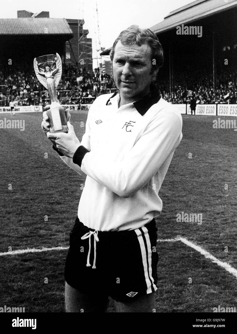 Fulhams bobby moore pictured with the jules rimet trophy Black and ...