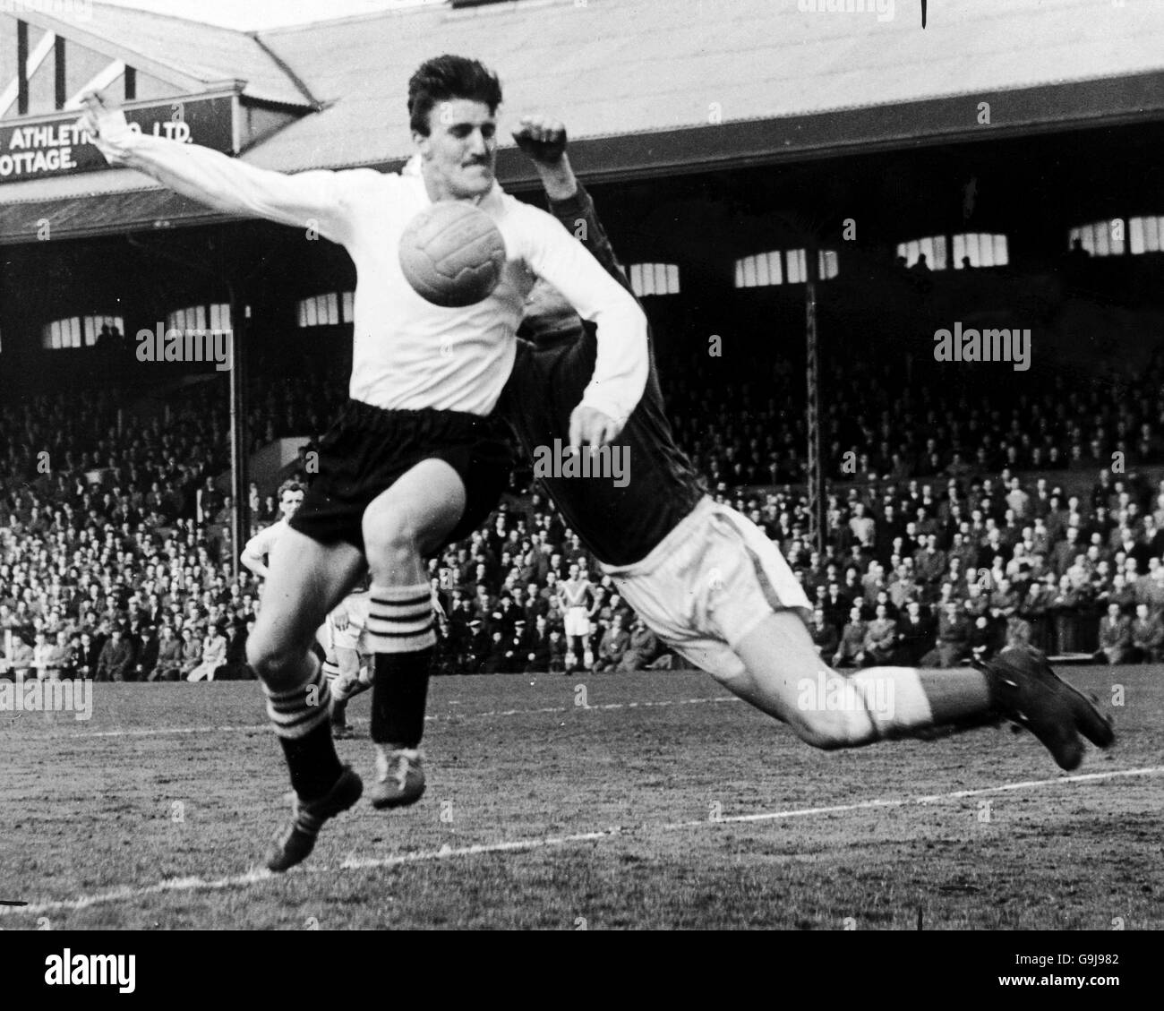 1950s action football sport hi-res stock photography and images - Alamy