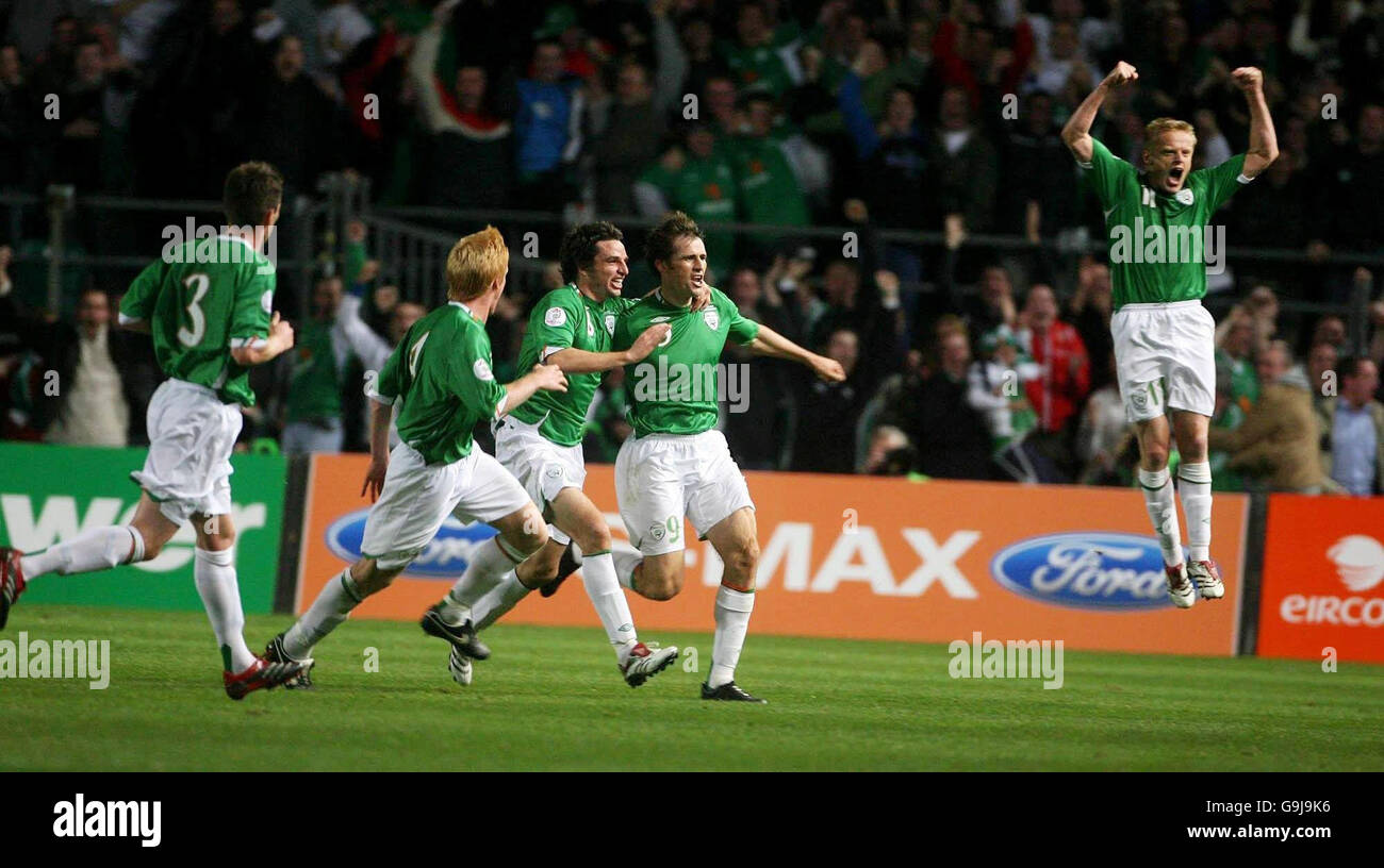 Republic of Ireland's players celebrate Kevin Kilbane's (second right ...